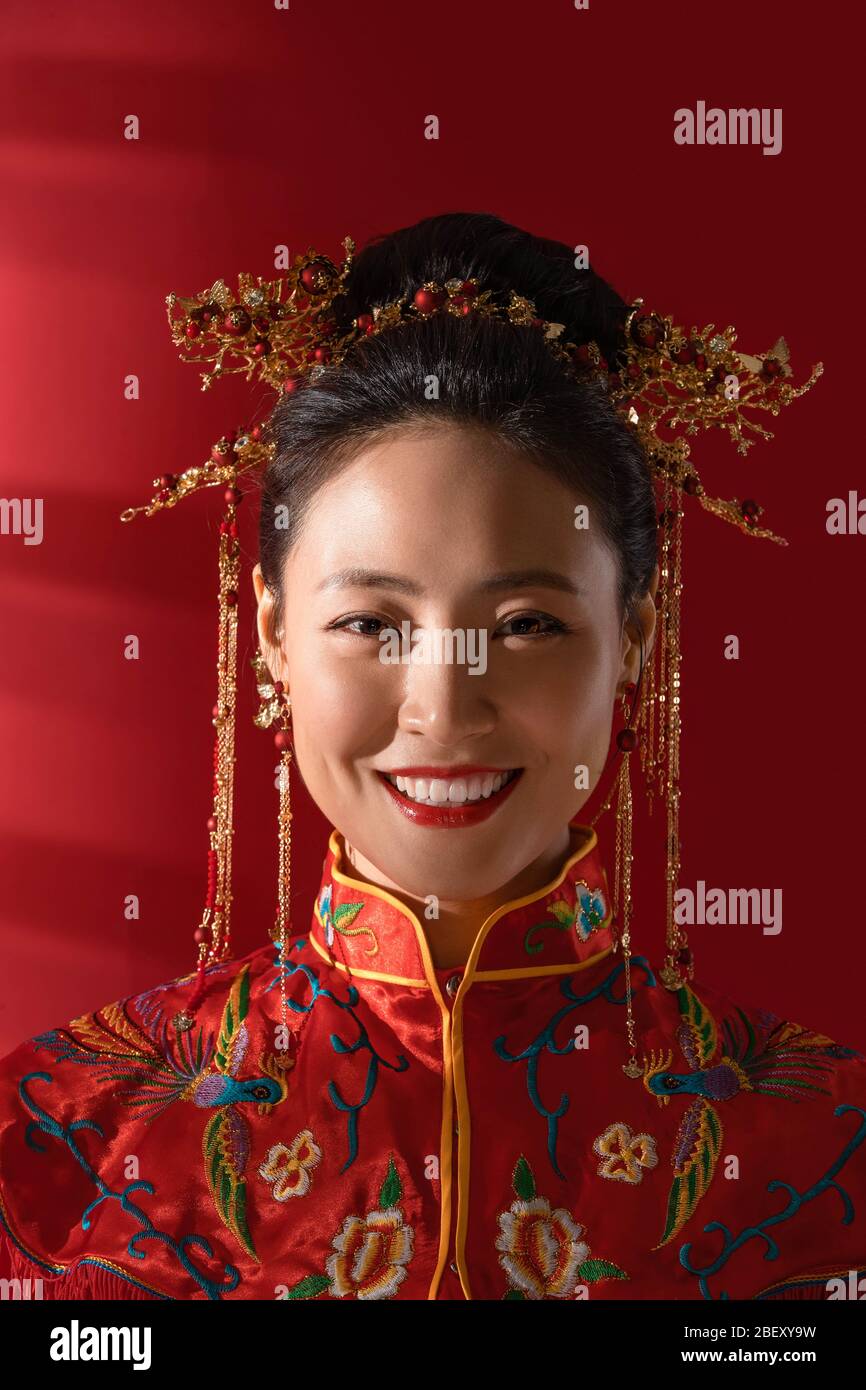 The beautiful Chinese bride makeup modelling Stock Photo - Alamy