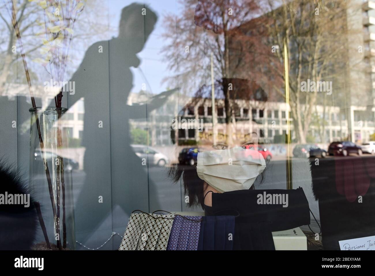 Kassel, Germany. 16th Apr, 2020. A shop window head in a leather shop ...