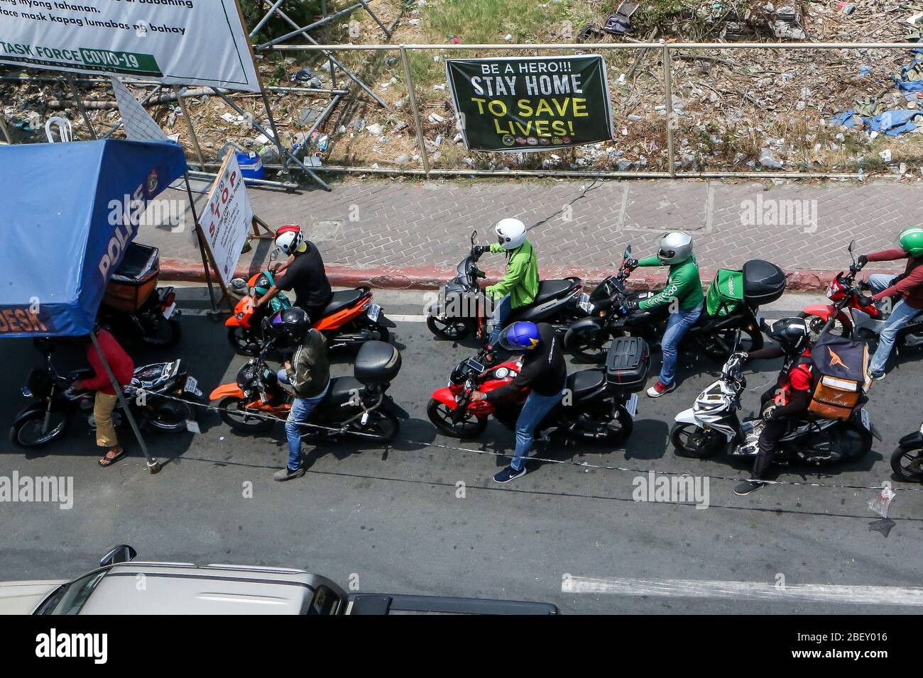 Las Pinas City, Philippines. 16th Apr, 2020. Motorists line up at a ...