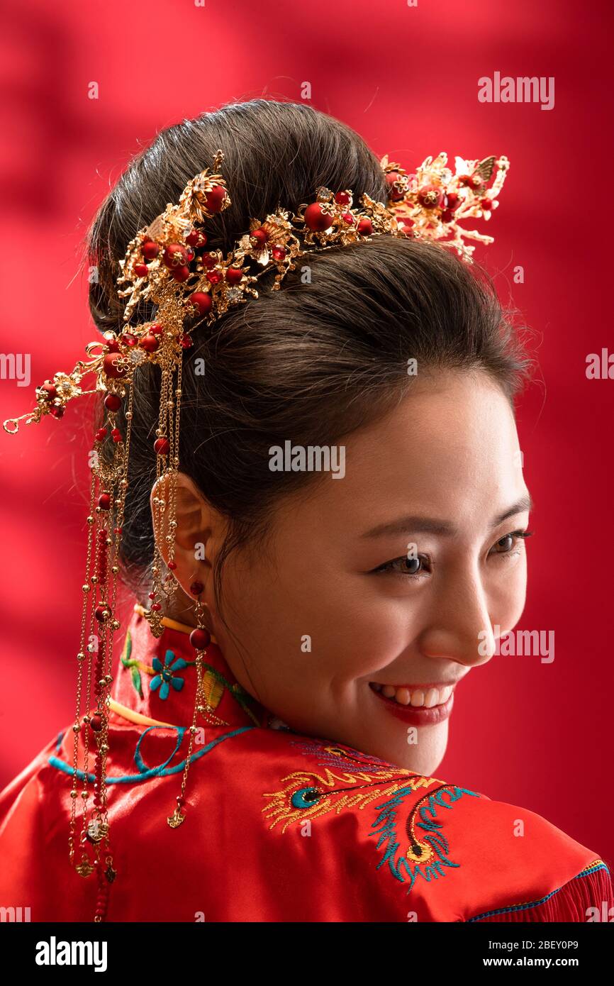 A beautiful Chinese bride features Stock Photo - Alamy