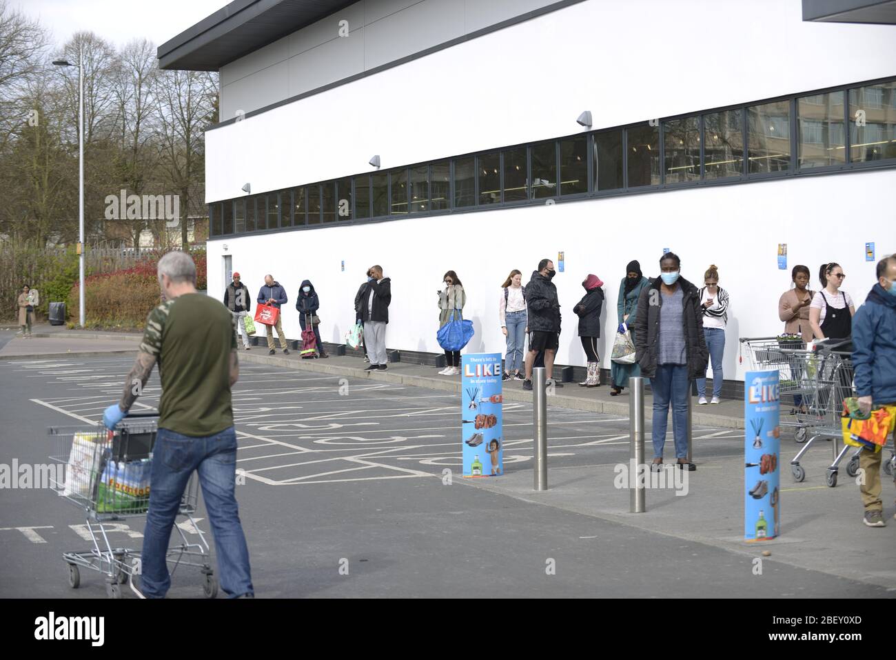 A queue for Aldi supermarket in Birmingham, UK, during lockdown Stock ...