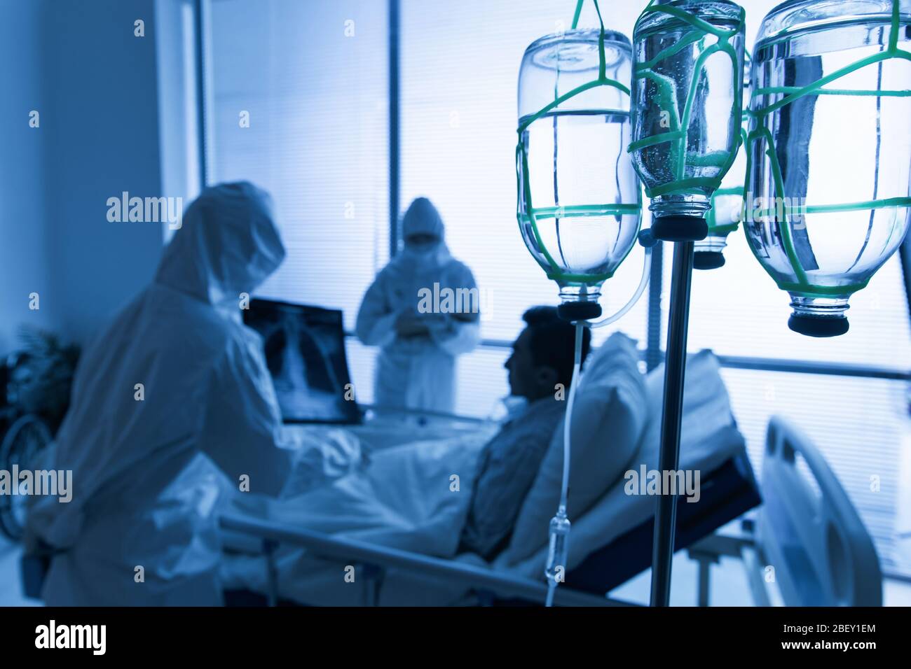 Doctors treating patients in the ward Stock Photo - Alamy