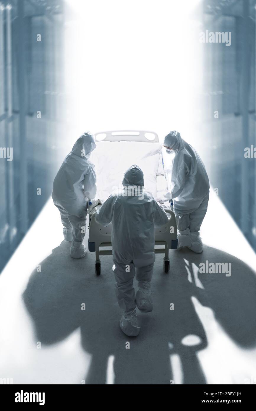 Medical workers to rescue patients Stock Photo - Alamy