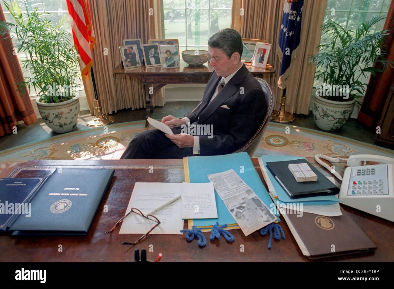 4/28/1981 President Reagan reading in the Oval Office Stock Photo - Alamy