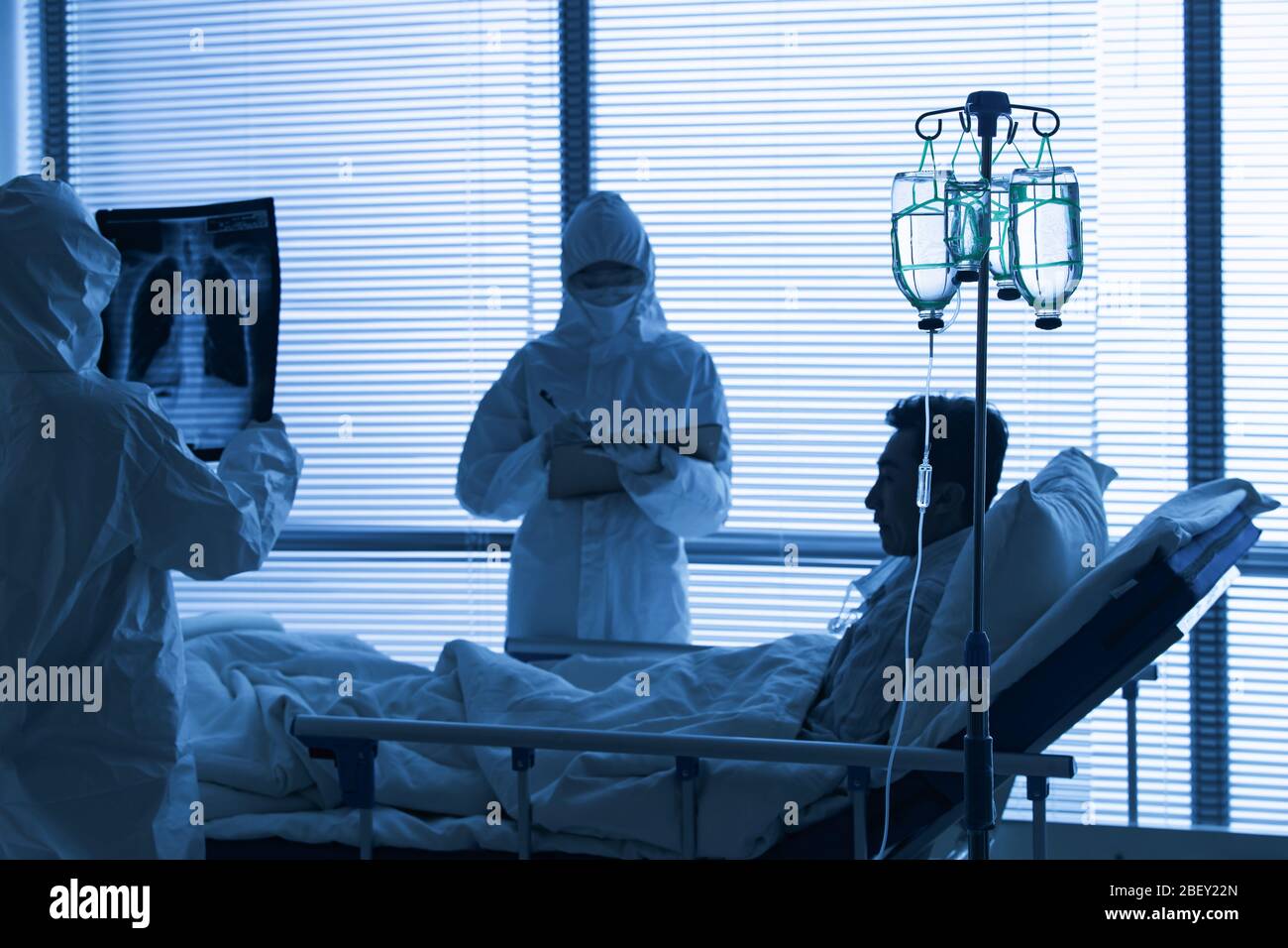 Doctors give patients see x-rays Stock Photo - Alamy