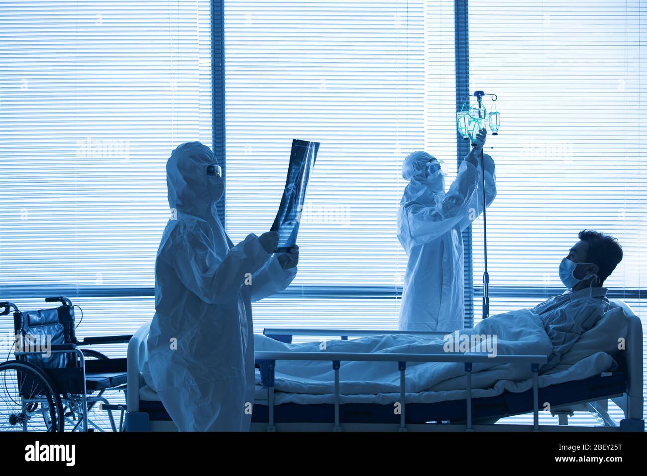 Doctors treating patients in the ward Stock Photo - Alamy