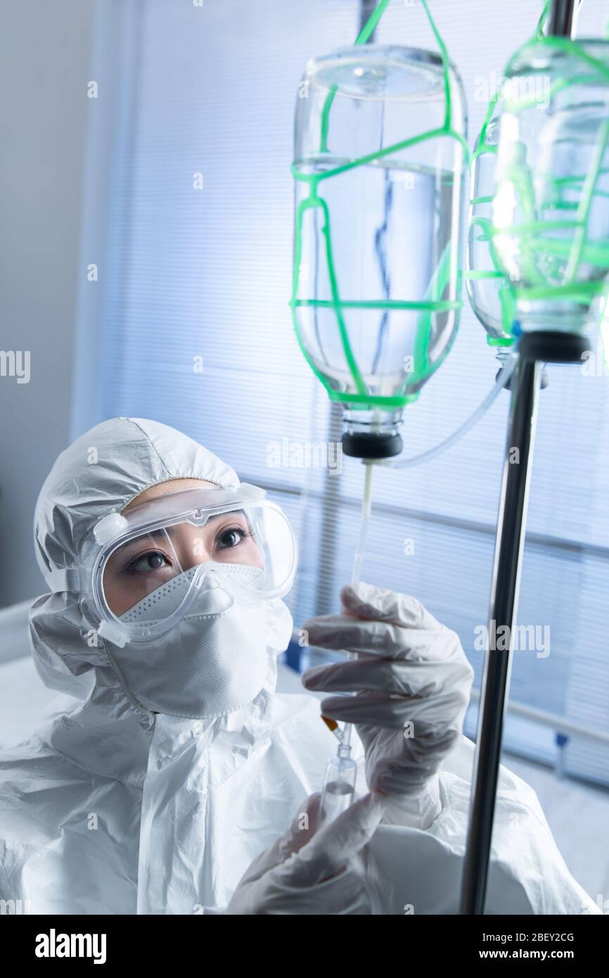 Medical workers in the ward to debug the physiological saline Stock ...