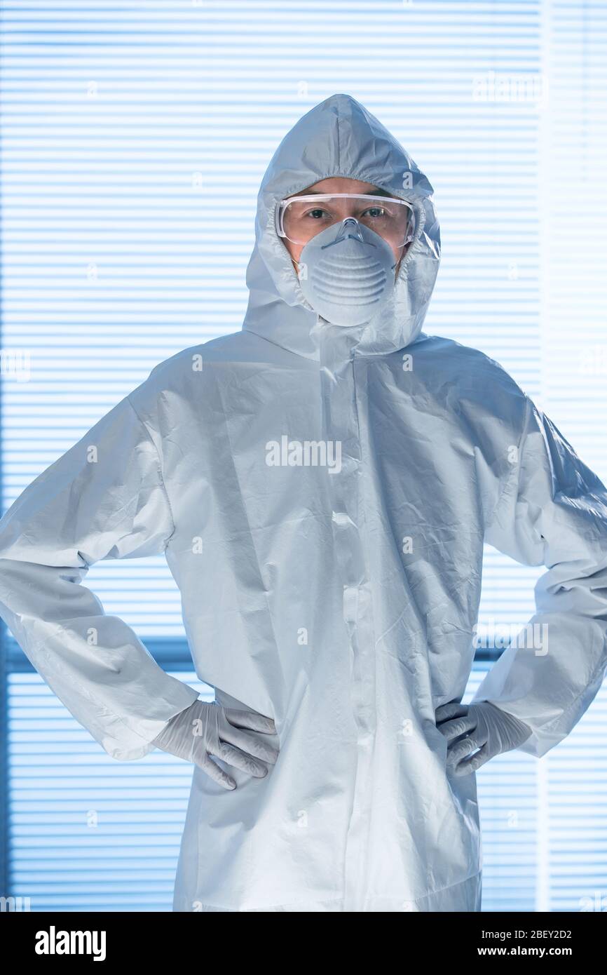 The doctor wear protective clothing Stock Photo - Alamy