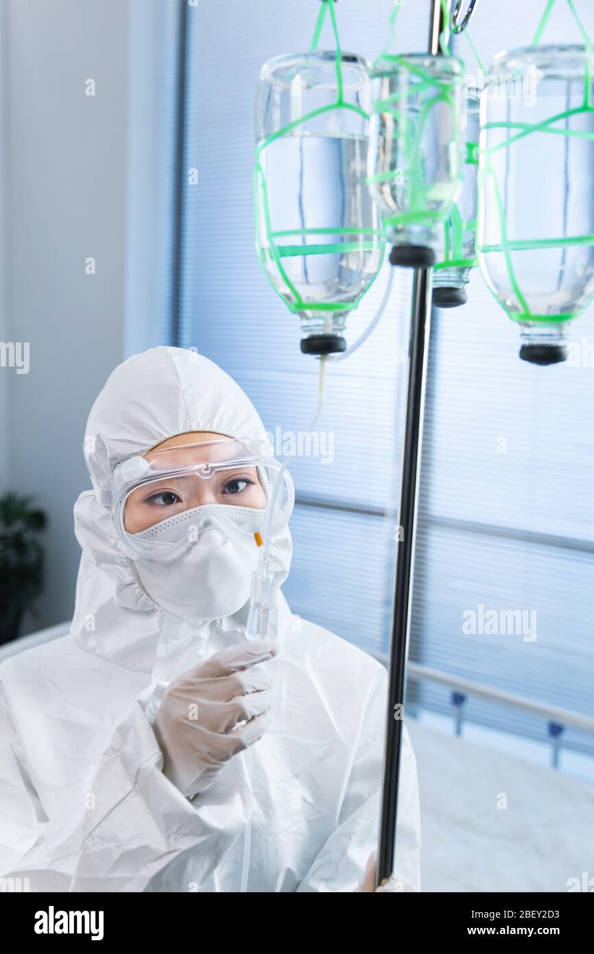 Medical workers in the ward to debug the physiological saline Stock ...