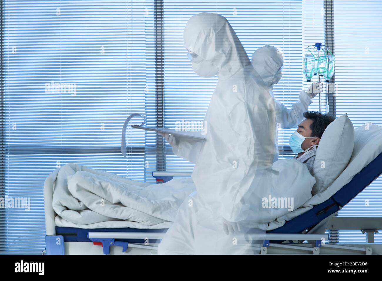 Doctors treating patients in the ward Stock Photo - Alamy
