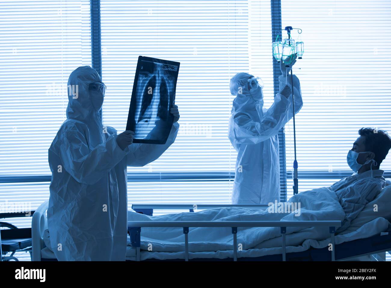 Doctors give patients see x-rays Stock Photo - Alamy