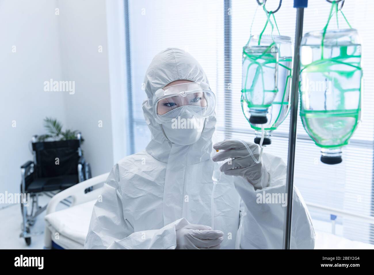 Medical workers in the ward to debug the physiological saline Stock ...