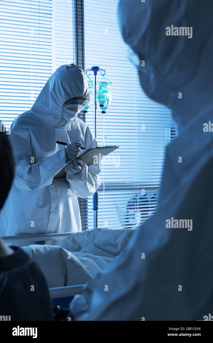 Medical workers working in the ward Stock Photo - Alamy