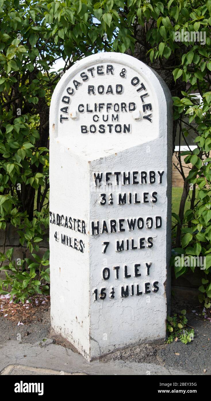 Old stone mile marker hi-res stock photography and images - Alamy