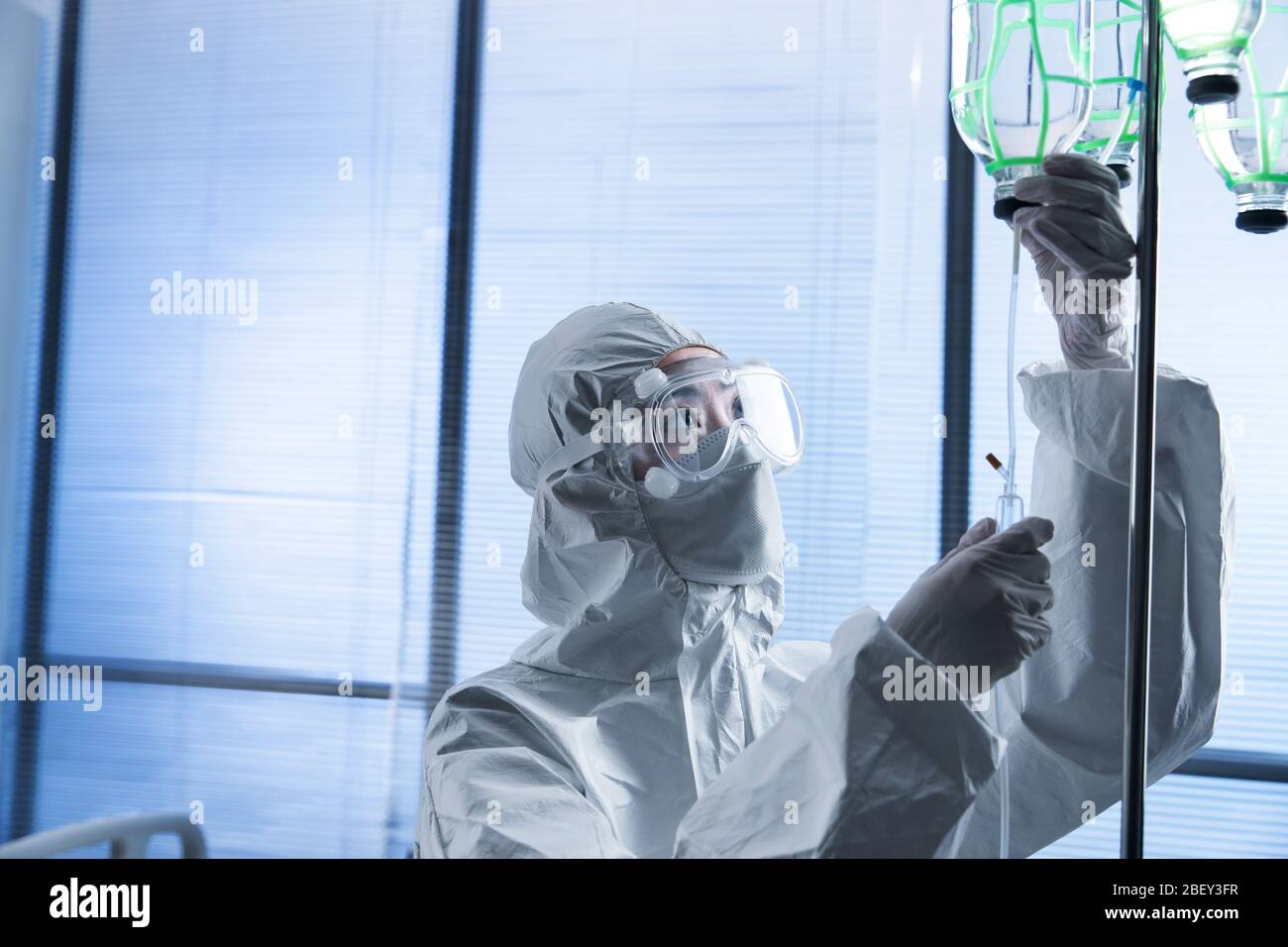 Young female doctor to debug the physiological saline Stock Photo - Alamy