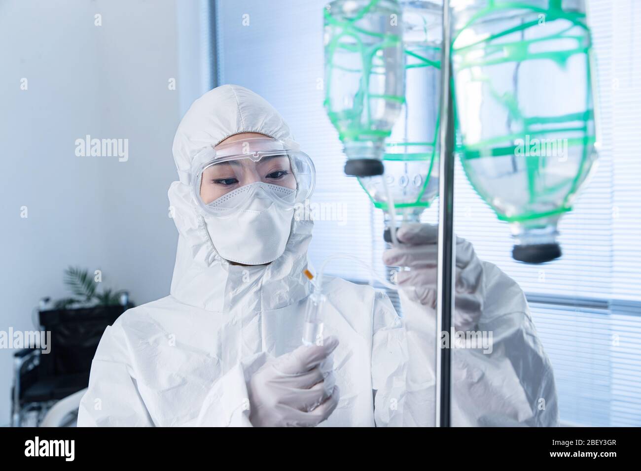 Young female doctor to debug the physiological saline Stock Photo - Alamy