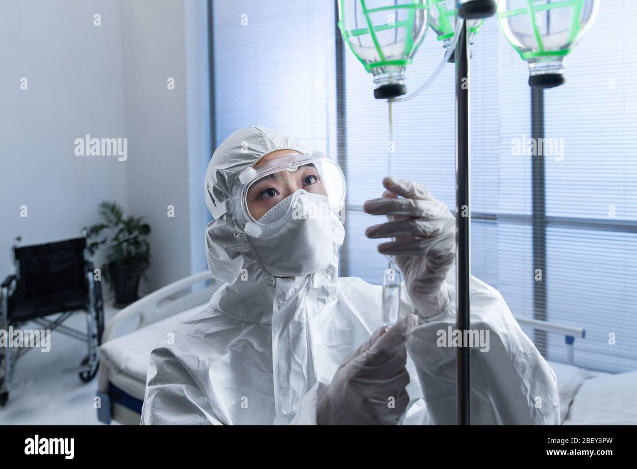 Medical workers in the ward to debug the physiological saline Stock ...