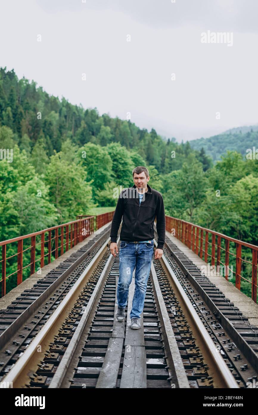 One man on a train platform hi-res stock photography and images - Alamy