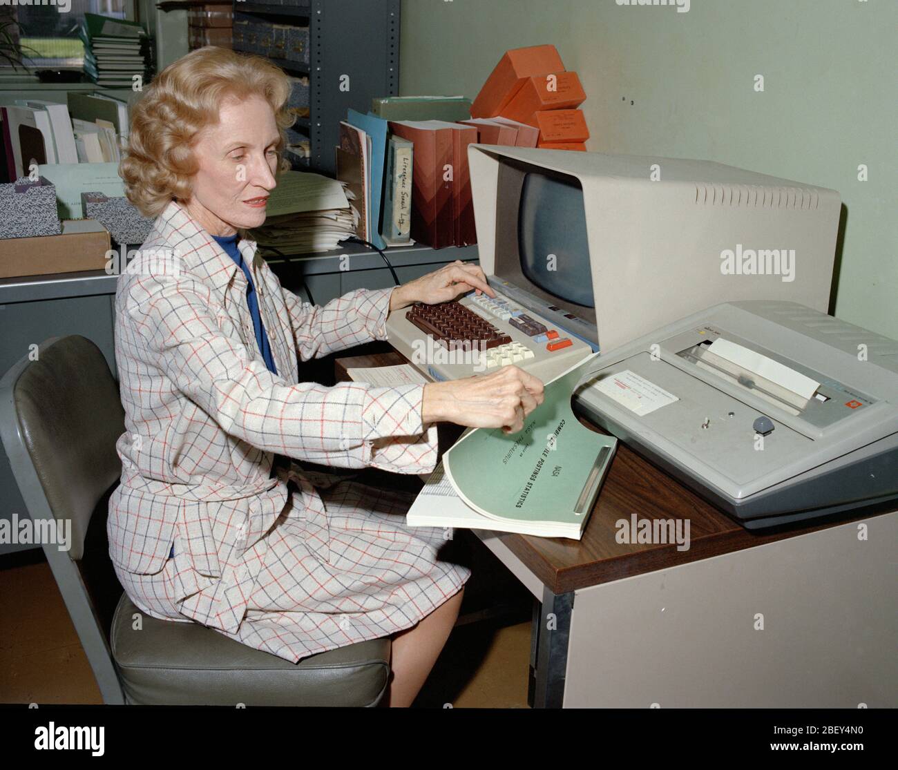 Woman computer 1970s hi-res stock photography and images - Alamy
