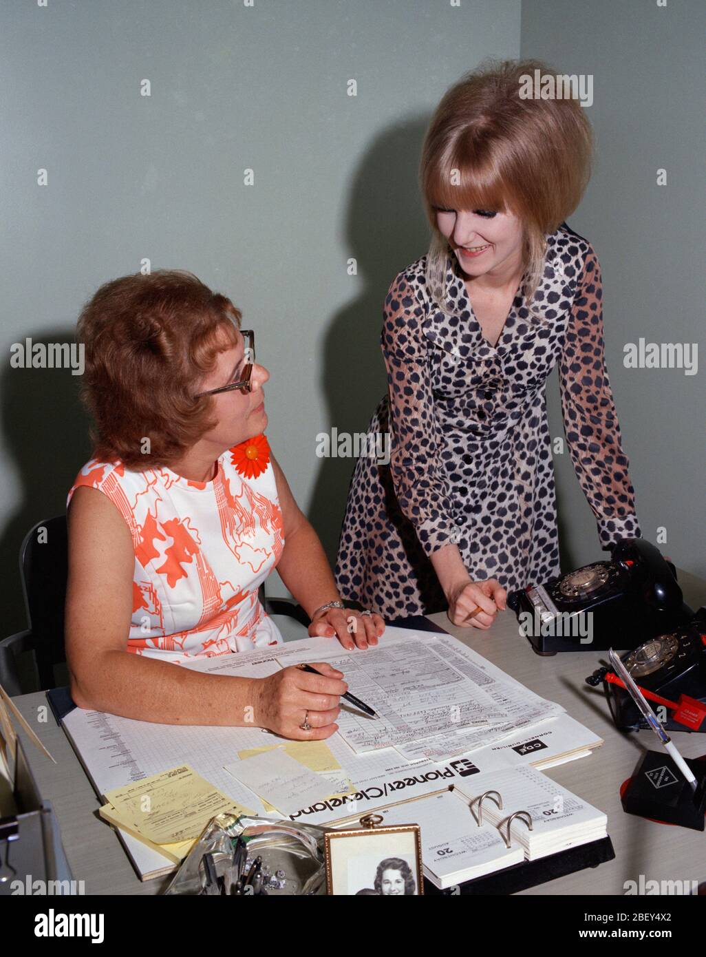Women in workplace 1970s hi-res stock photography and images - Alamy