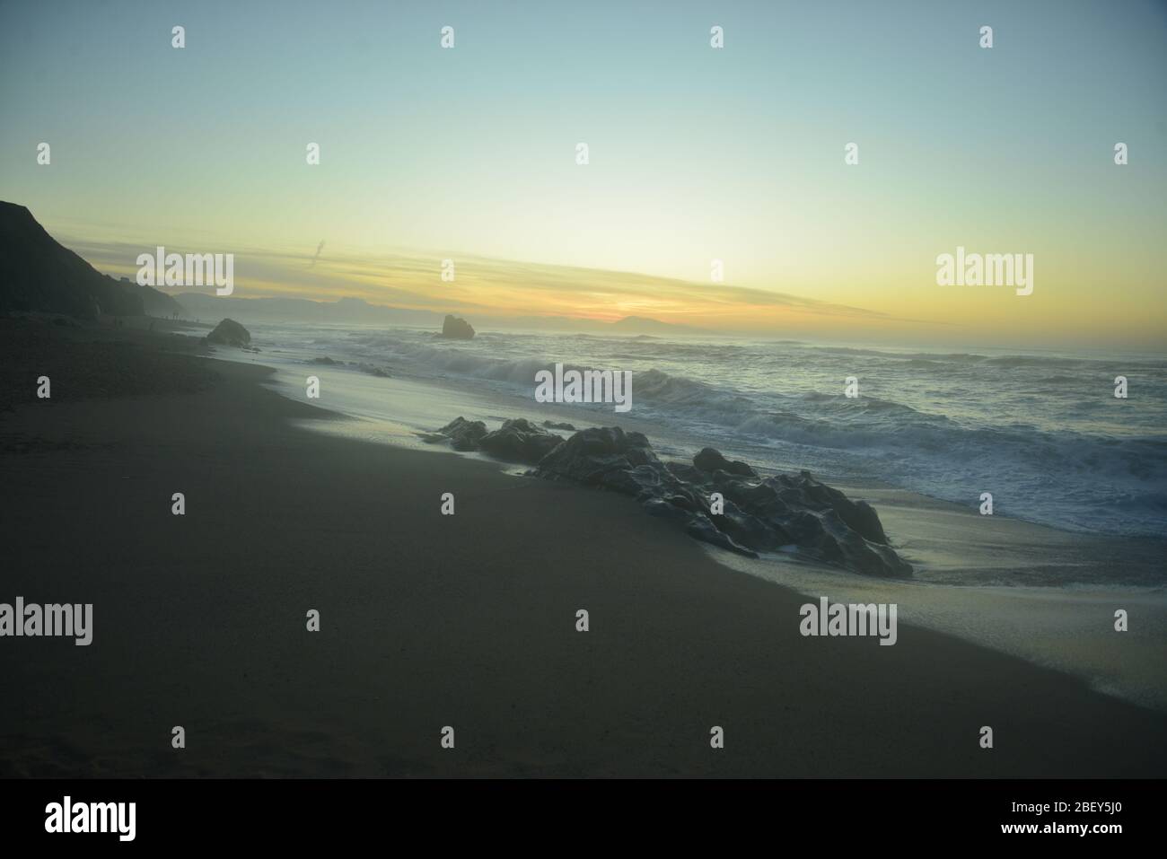 Contrasting colours along the Basque Coast at sunset, pasakdek Stock ...
