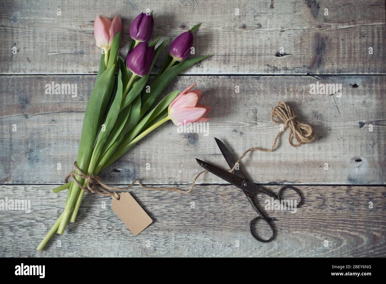Pink flowers bouquet string hi-res stock photography and images - Alamy