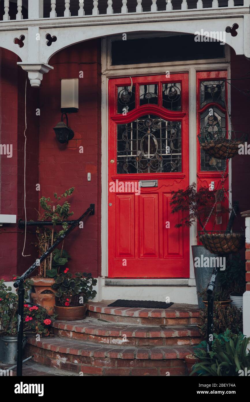 Bright red wooden door of a traditional English house in London, UK ...
