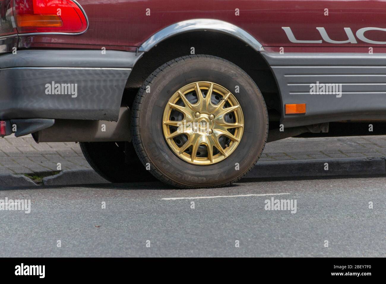 Gold wheel rims hi-res stock photography and images - Alamy