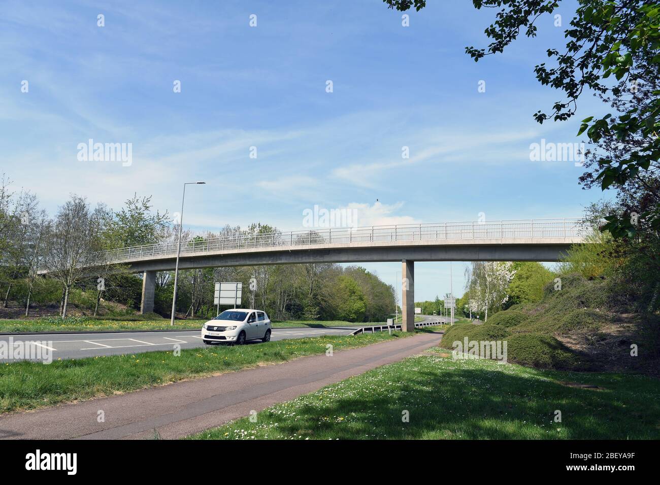 Bridge over dual carriageway Stock Photo - Alamy