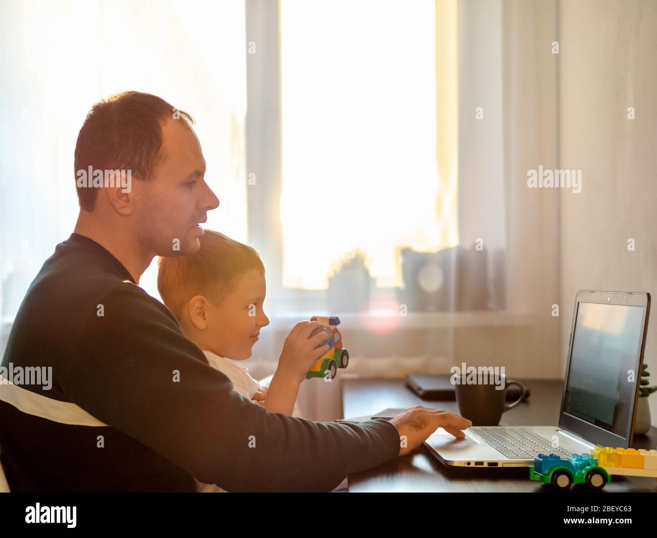 Working father coming home to children hi-res stock photography and ...