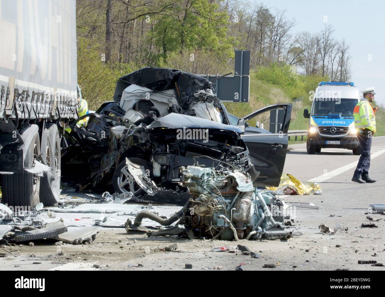 Heimsheim, Germany. 16th Apr, 2020. Police task forces are working at ...