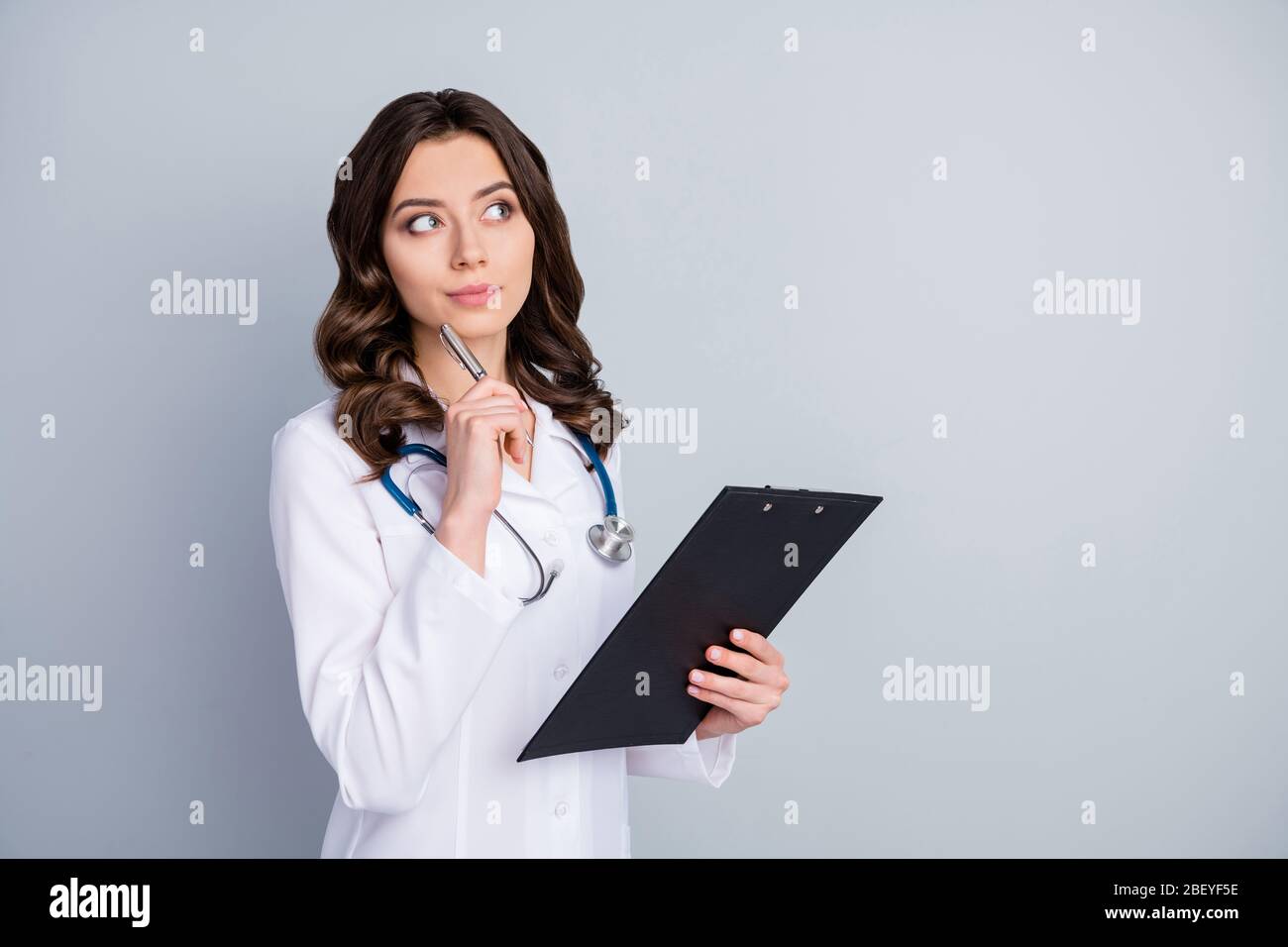 Portrait wonder consider brainstorming professional expert cardiologist ...