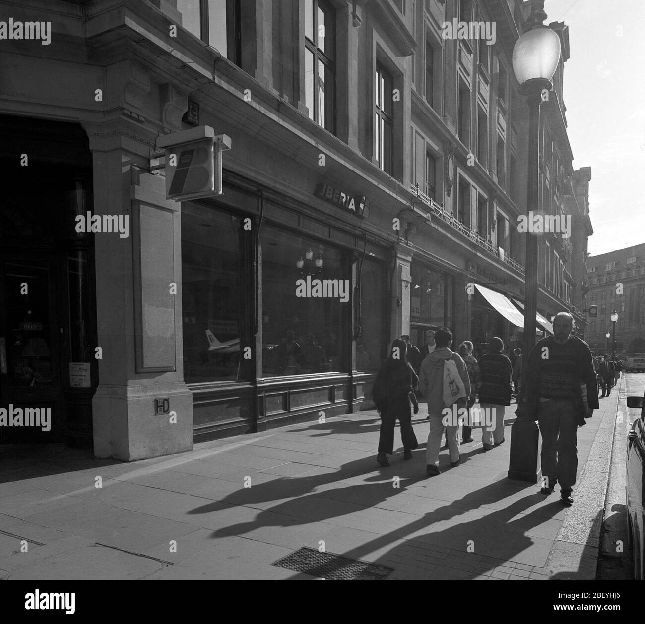 People on street uk Black and White Stock Photos & Images - Alamy