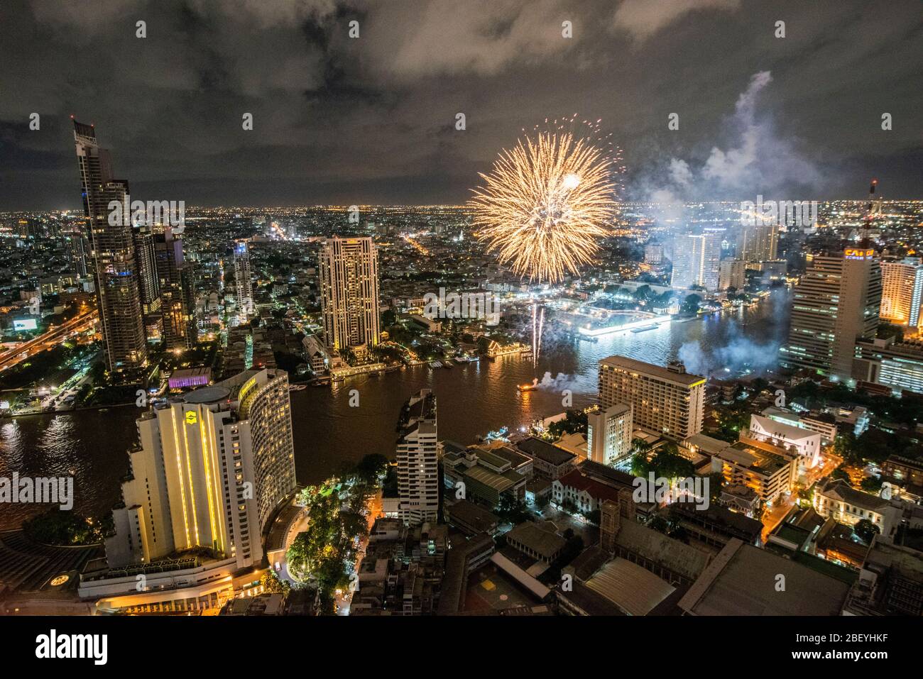 Bankok, Thailands capital att night Stock Photo - Alamy