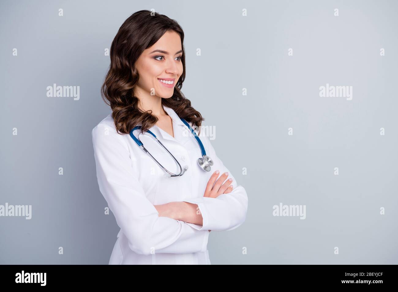 Profile photo of beautiful family doc lady patients consultation ...