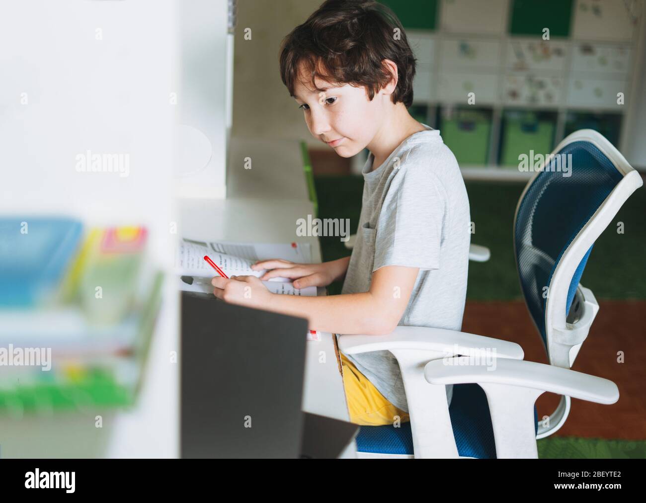 Tween and computer hi-res stock photography and images - Alamy