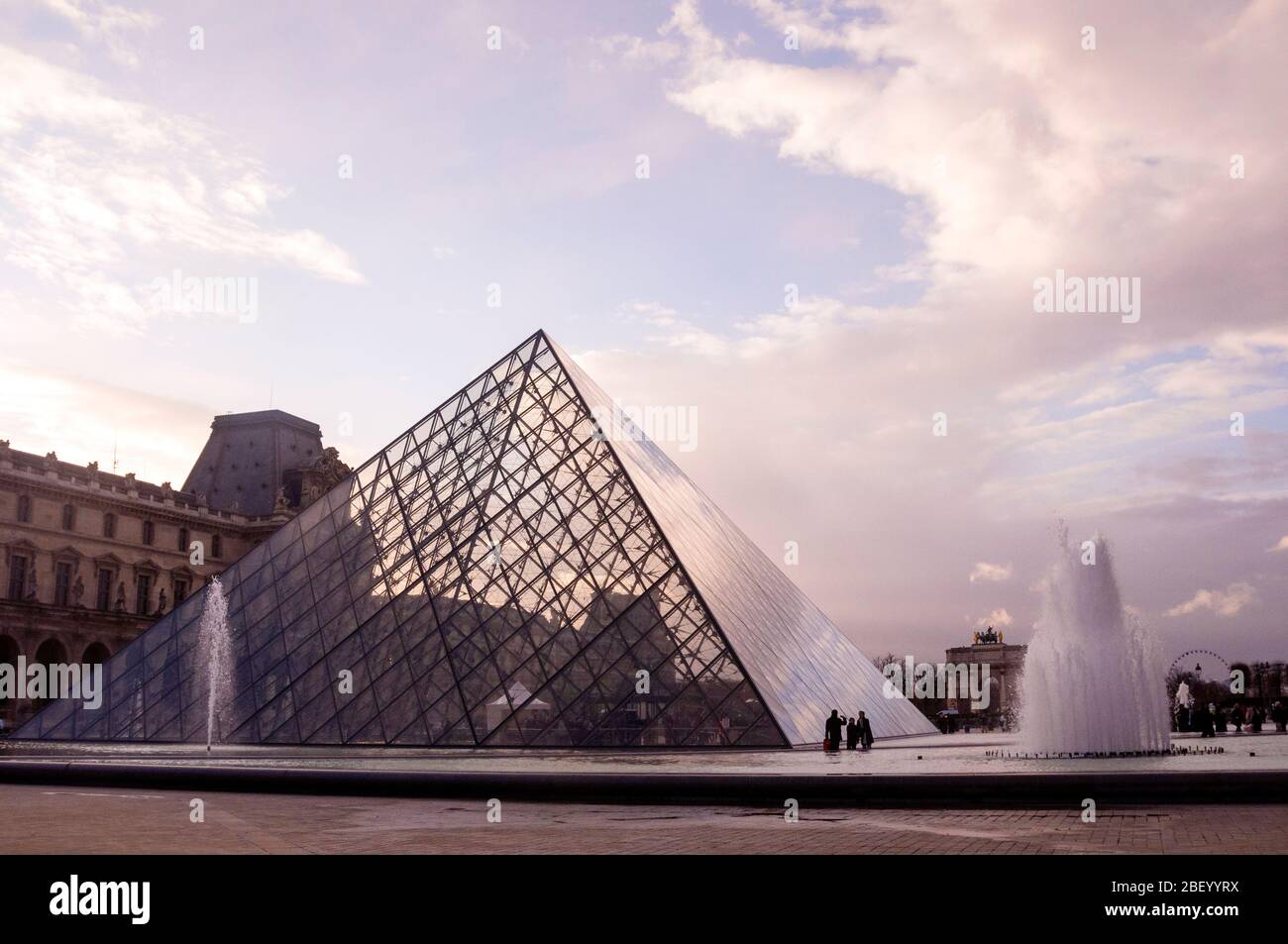 70 triangular glass segments hi-res stock photography and images - Alamy