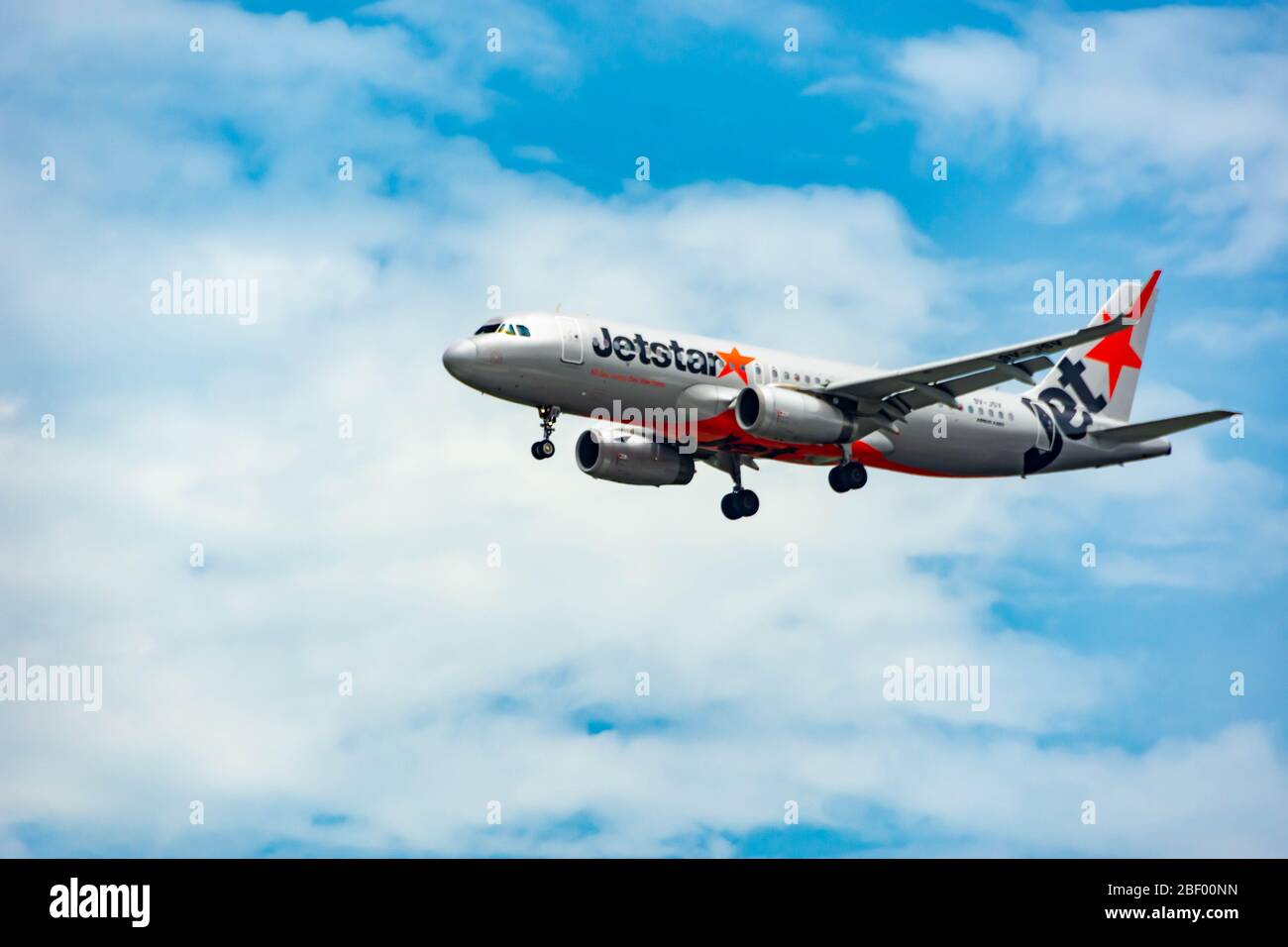 CHANGI SINGAPORE: JETSTAR Airlines Airplane landing at Changi ...