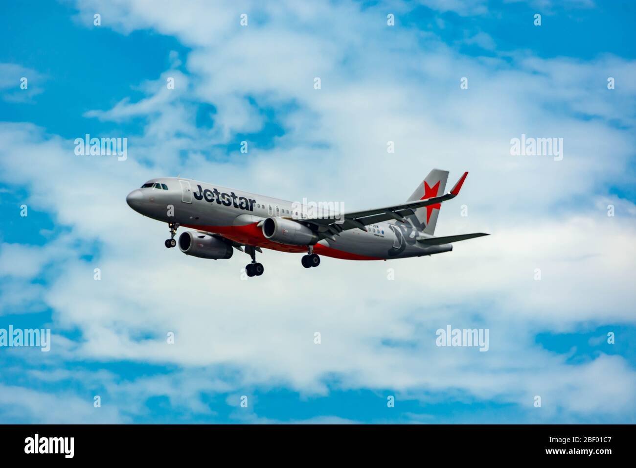 CHANGI SINGAPORE: JETSTAR Airlines Airplane landing at Changi ...