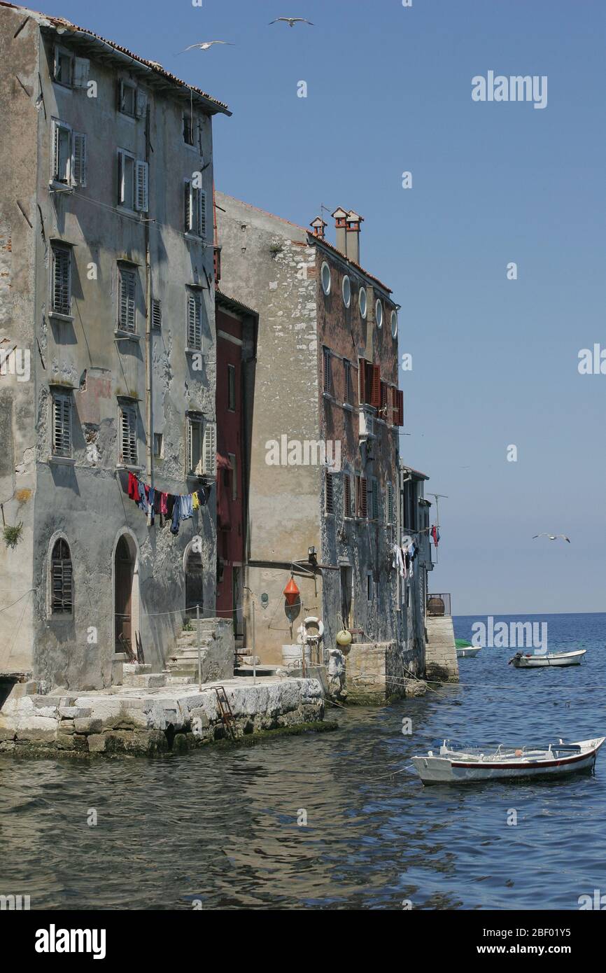 The facades of the houses on the beach are directly facing the sea ...