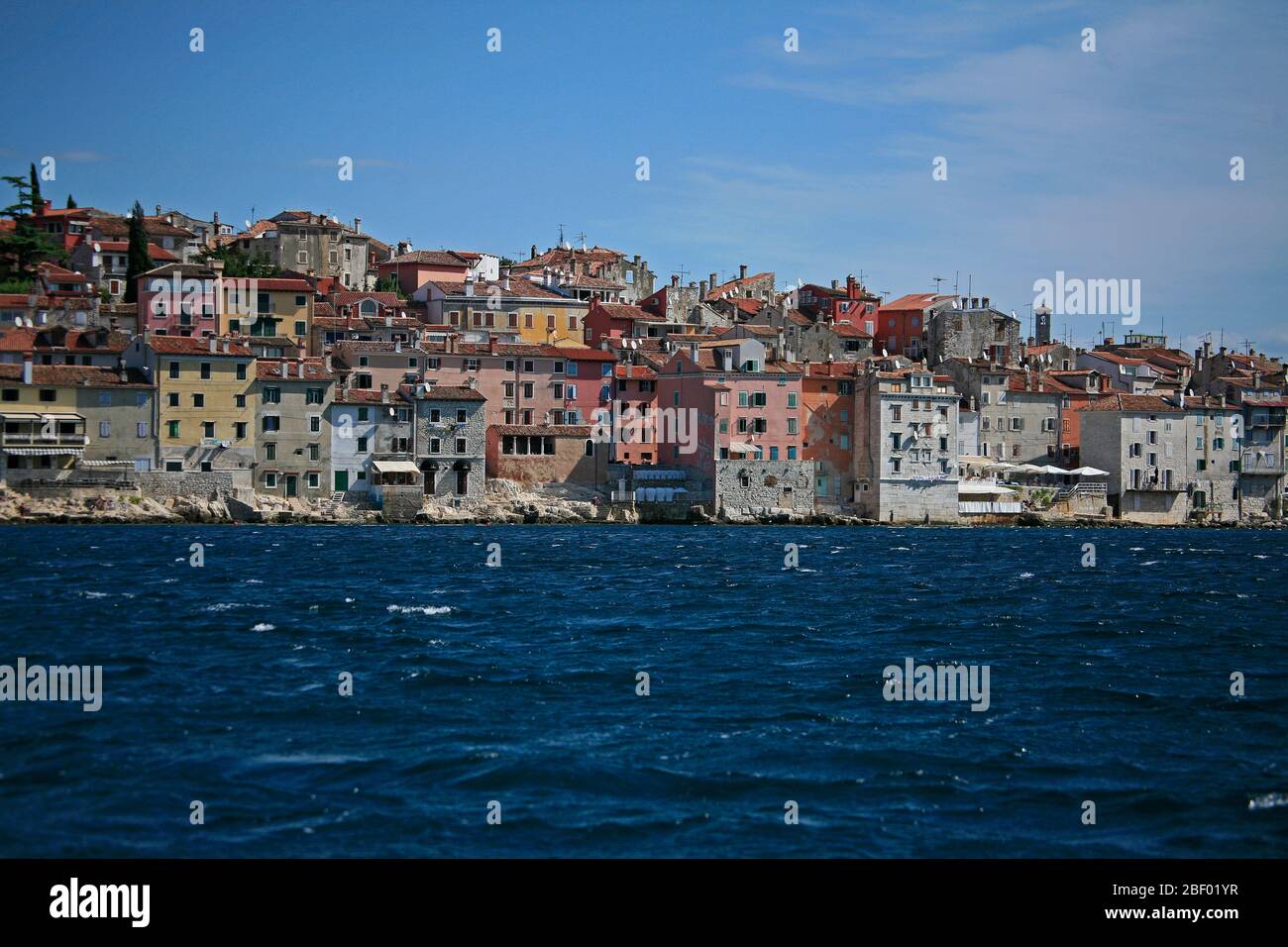 The facades of the houses on the beach are directly facing the sea ...