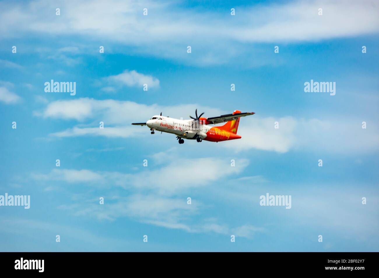 CHANGI SINGAPORE: FIREFLY Airline Airplane landing at Changi ...