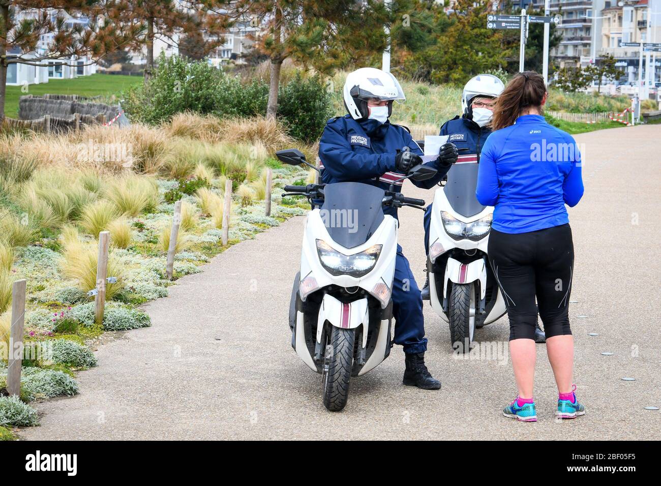 Health quarantine officers hi-res stock photography and images - Alamy