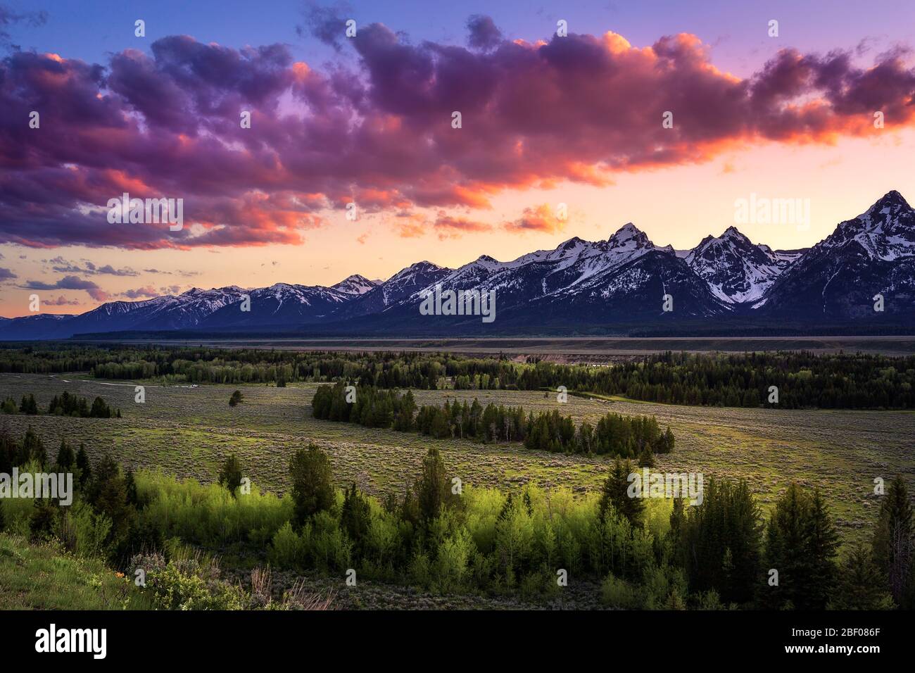 Sunset sky over the Grand Tetons in Grand Teton National Park, Wyoming ...