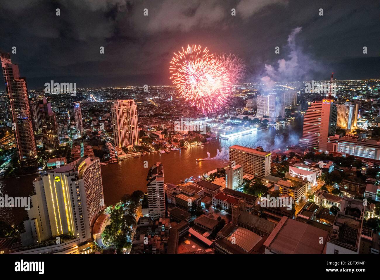 Bankok, Thailands capital att night Stock Photo - Alamy