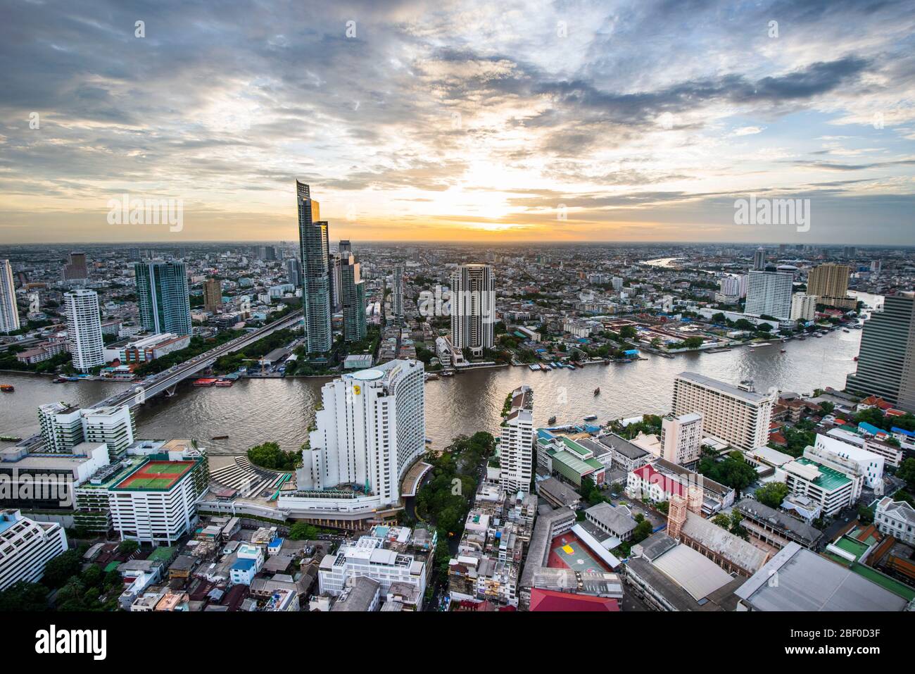Bankok, Thailands capital att night Stock Photo - Alamy