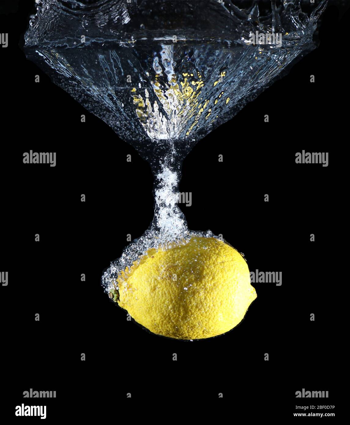 Splash in water hi-res stock photography and images - Alamy