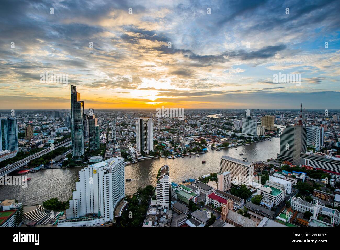 Bankok, Thailands capital att night Stock Photo - Alamy