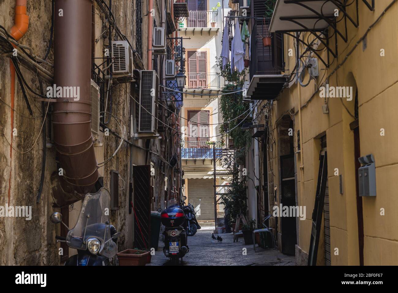 Narrow street in historic part of Palermo city of Southern Italy, the ...