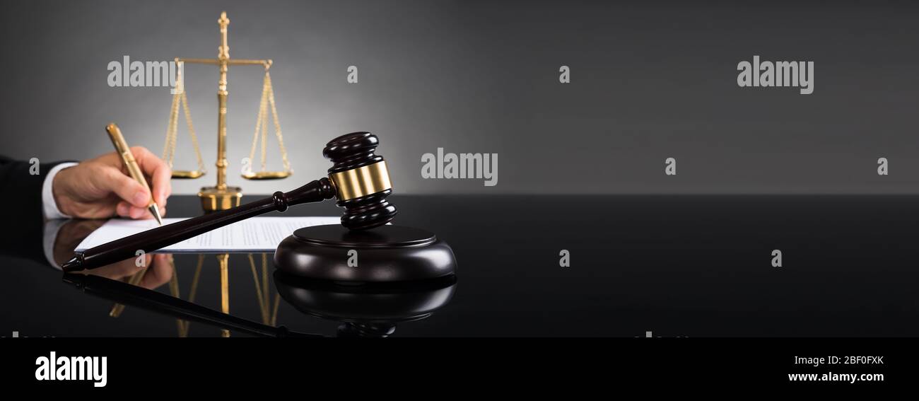 Hammer judge hand hi-res stock photography and images - Alamy